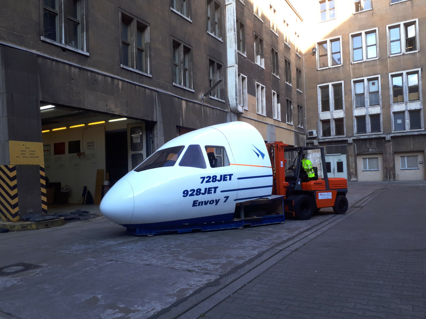 Die DO-728 verlässt die Fliegerwerkstatt in Richtung Technikmuseum ...